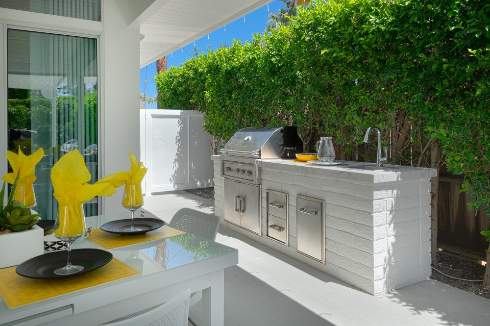 UV-resistant, durable surfacing materials for the ideal outdoor kitchen